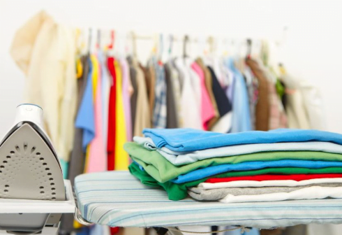 Rahasia Setrika Rapi Ala Laundry - Thehok.id